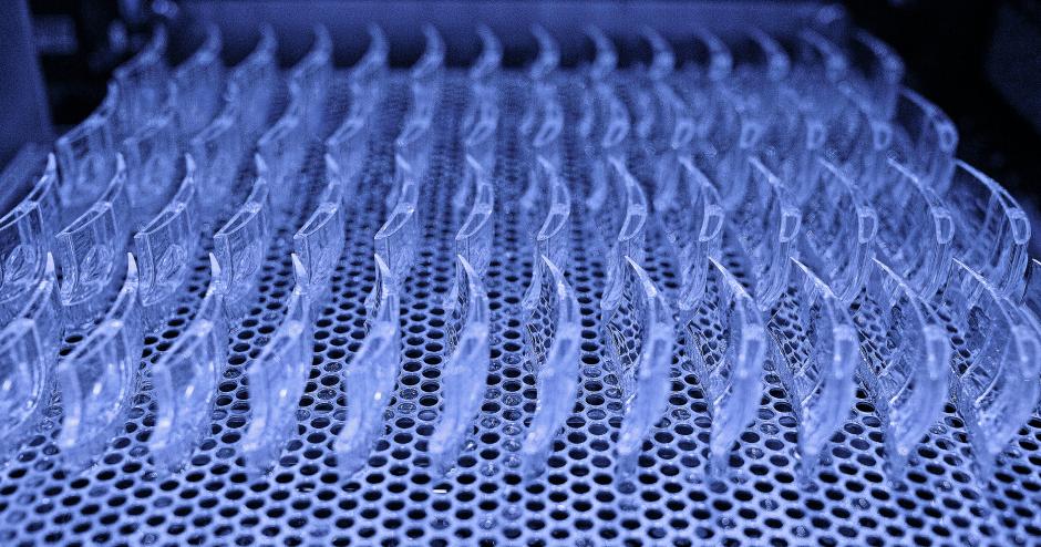 Clear SLA Parts on a Build Plate for Rapid Manufacturing | 3D Systems